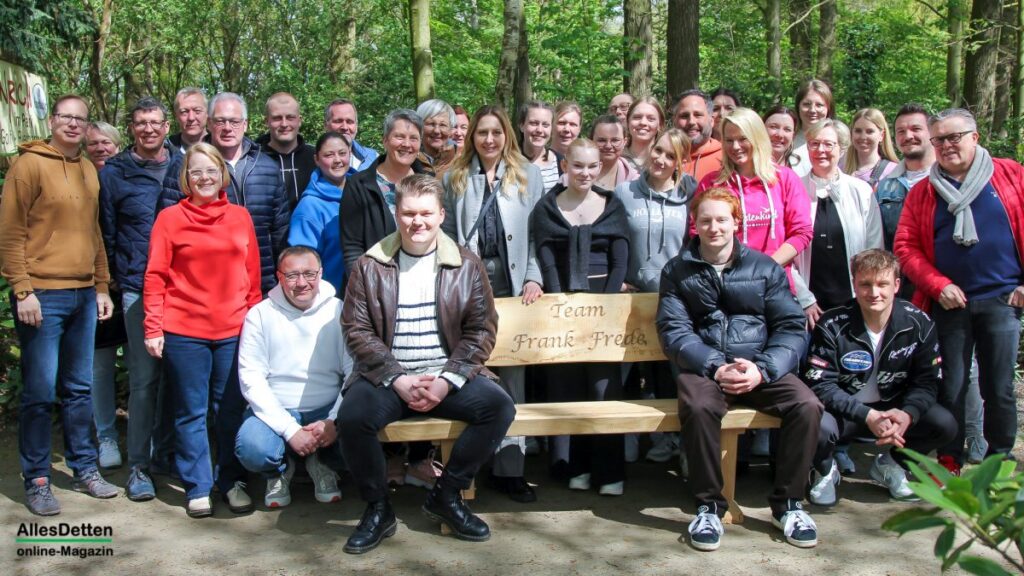 „Team-Frede“ stellt Bank im Stadtpark auf | Alles Detten